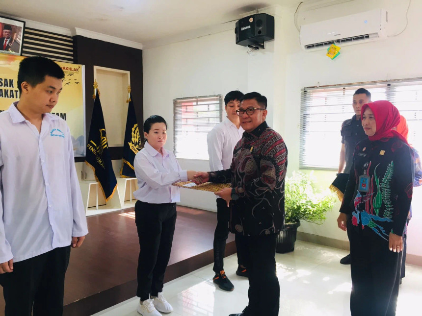 Hari Raya Waisak Kakanwil Kemenkumham Kepri Berikan Remisi Ke Wbp