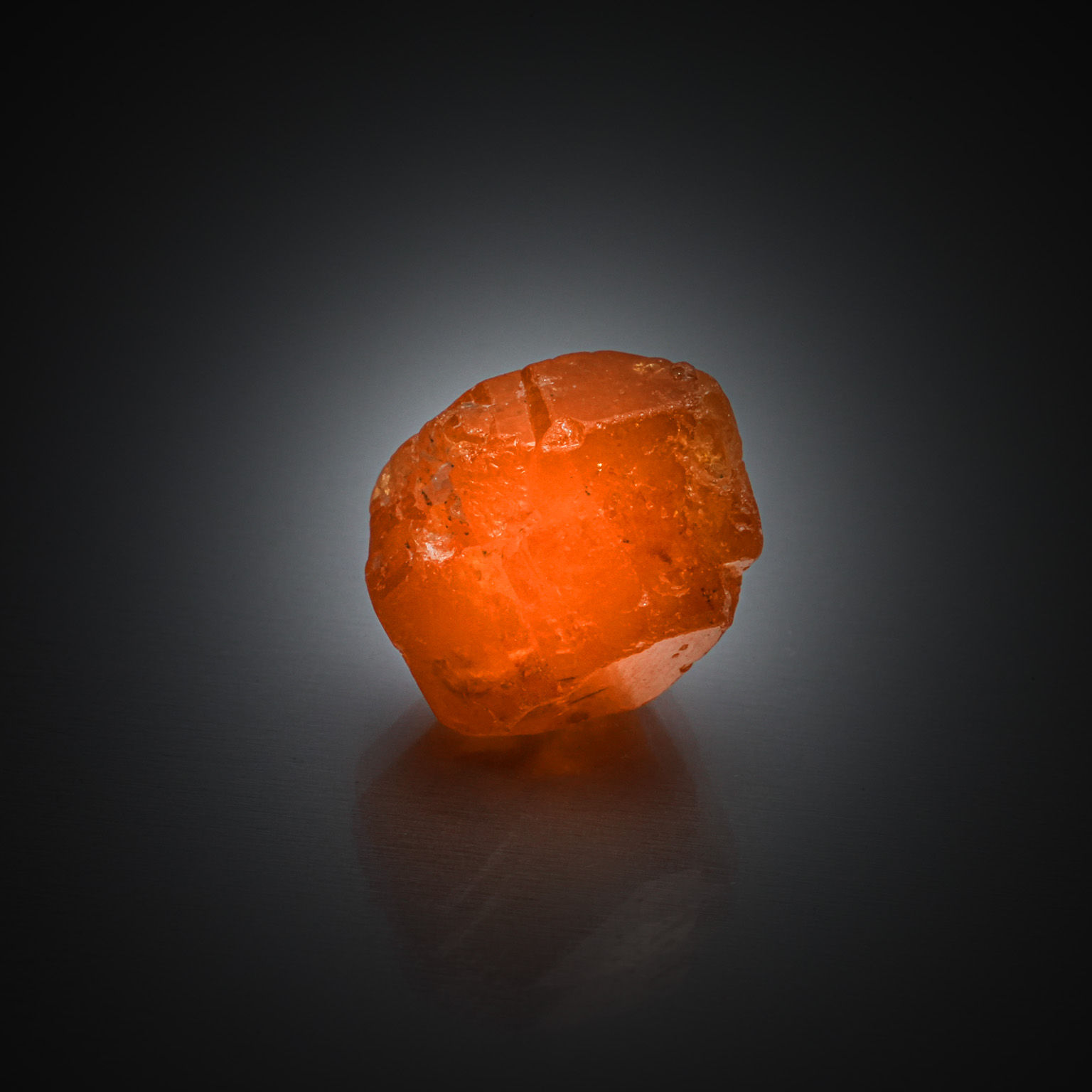 148 Grenat spessartite brut sur papier. - Lazuli