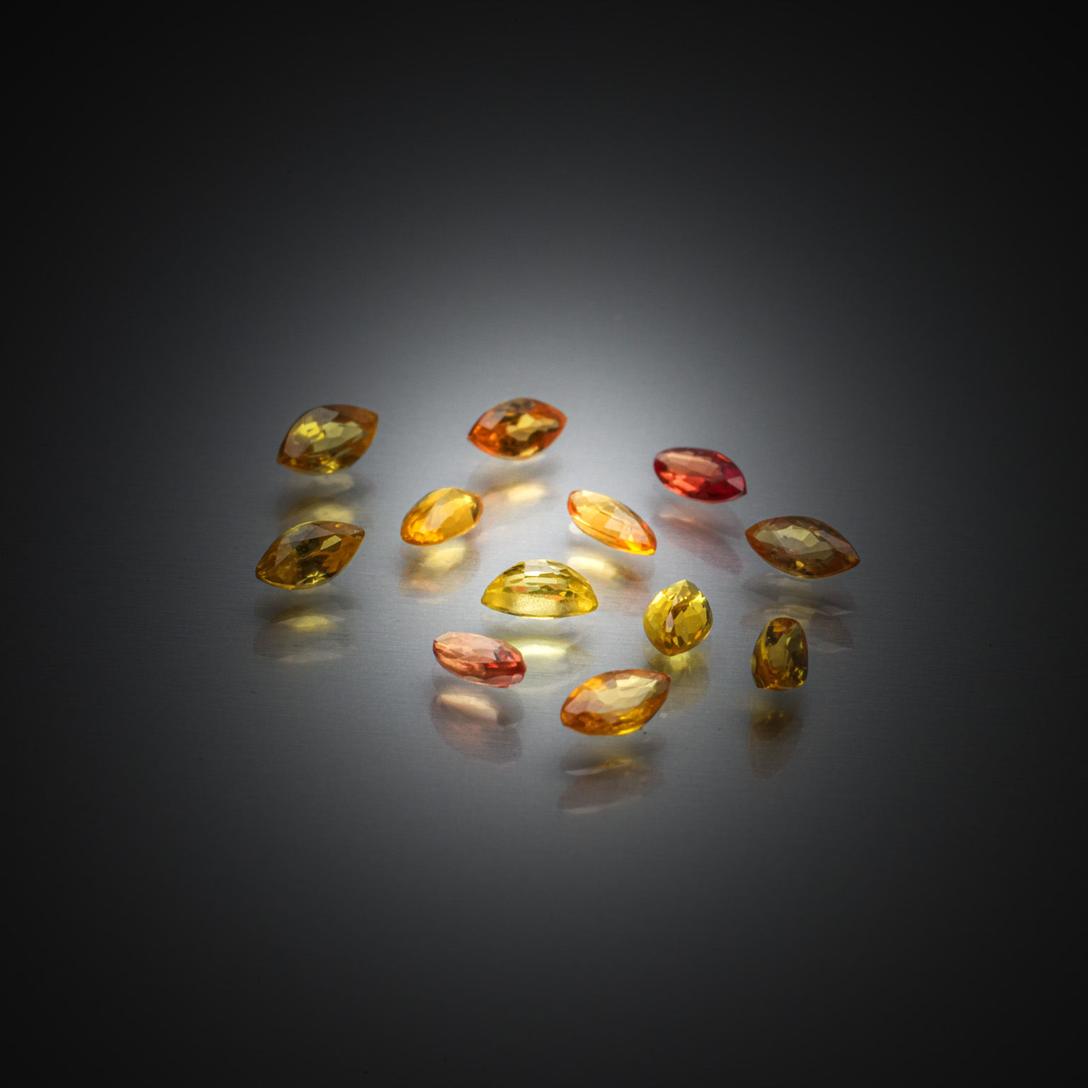 184 Lot de douze saphirs jaunes et orange marquises sur papier. - Lazuli