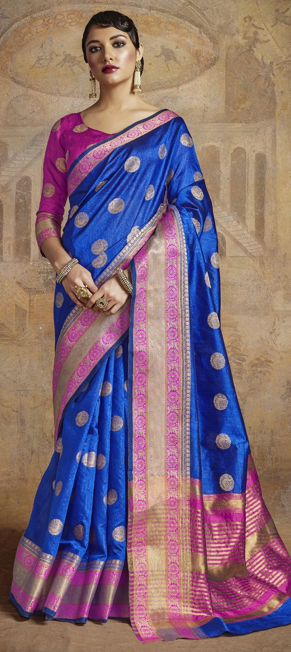 1509184: Traditional Blue color Handloom fabric Sarees