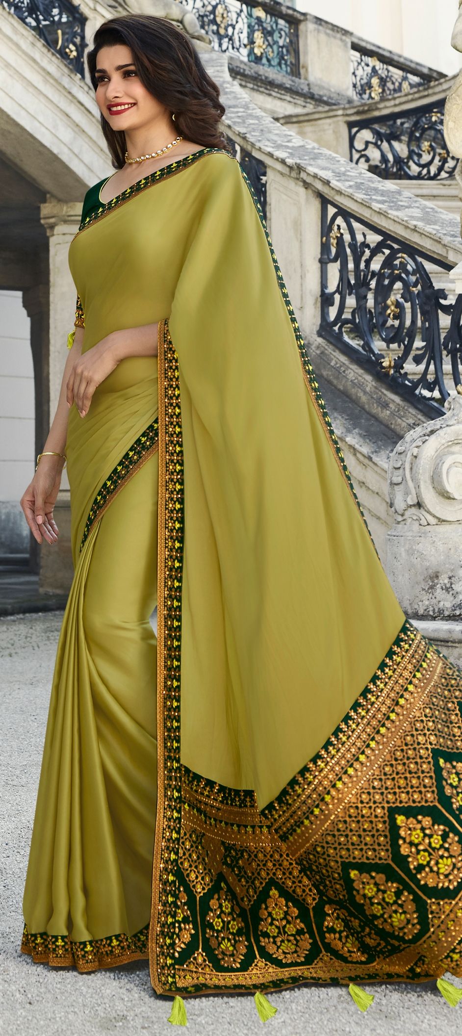 1533176: Bollywood Gold color Georgette fabric Saree