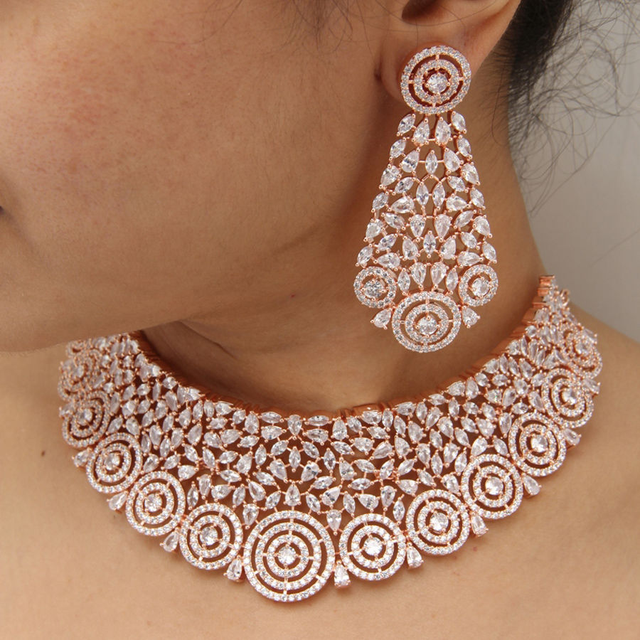 White and Off White color Metal Alloy metal Necklace : 1625716