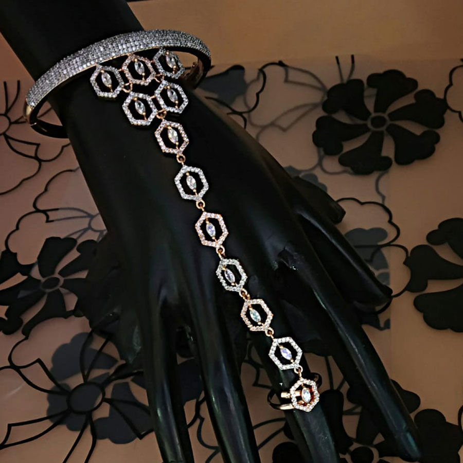 White and Off White color Metal Alloy metal Bracelet : 1681248