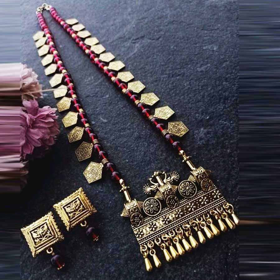 Red and Maroon color Metal Alloy metal Necklace : 1682602