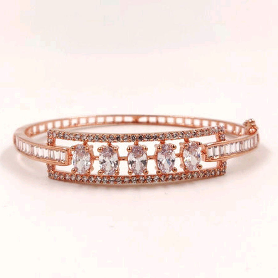 White and Off White color Metal Alloy metal Bracelet : 1683413