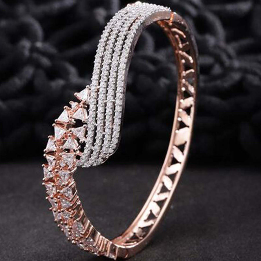 White and Off White color Metal Alloy metal Bracelet : 1773504
