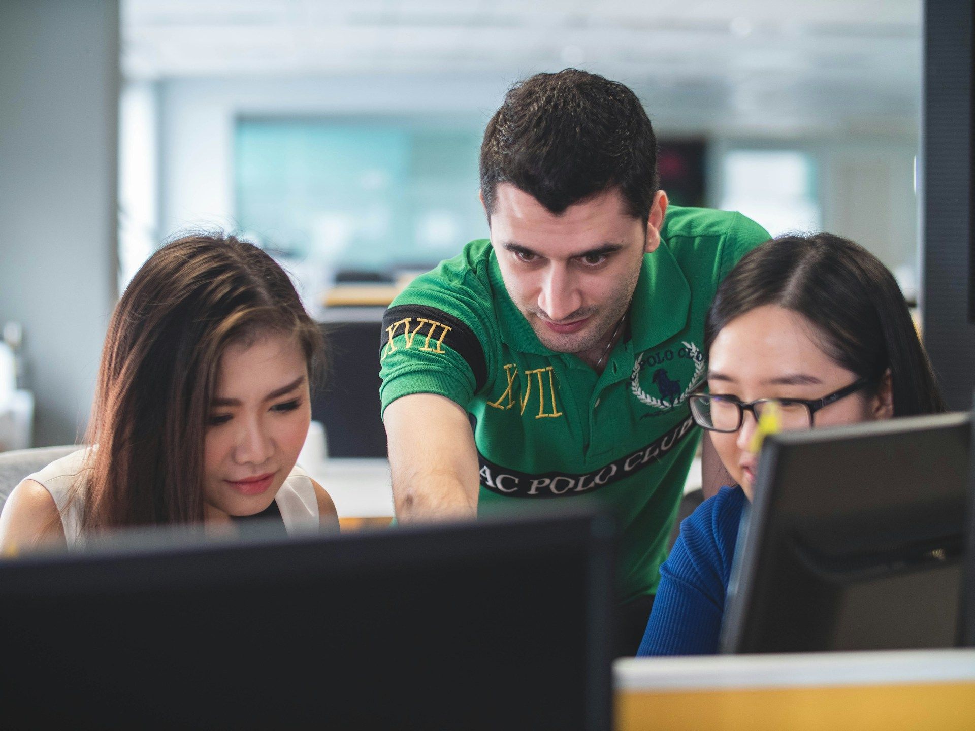 Human-in-the-Loop vs. Fully Autonomous AI Workflows - TailorFlow AI Blog