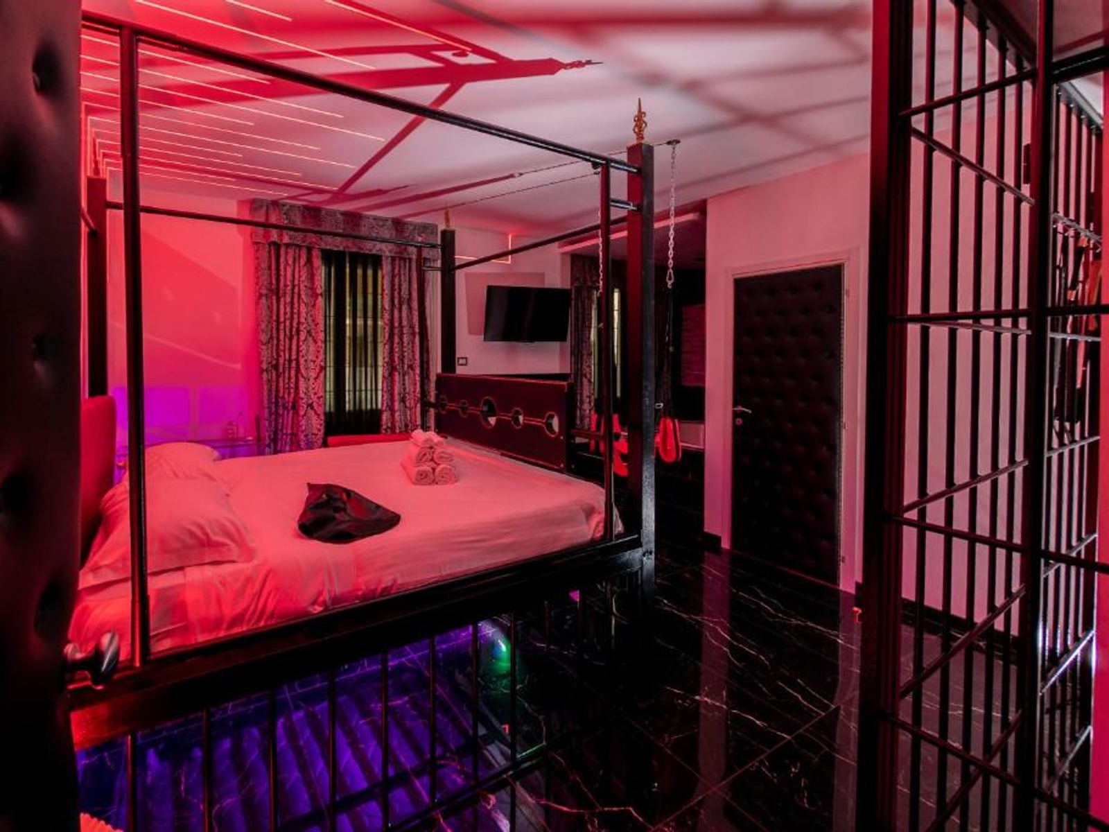 Private Luxury Awaits - Discreet Airbnb Rentals