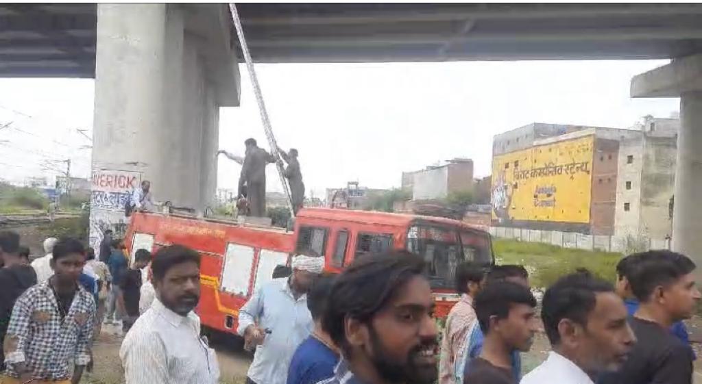 Youth Climbs onto Flyover Pillar Under the Influence of Alcohol ...