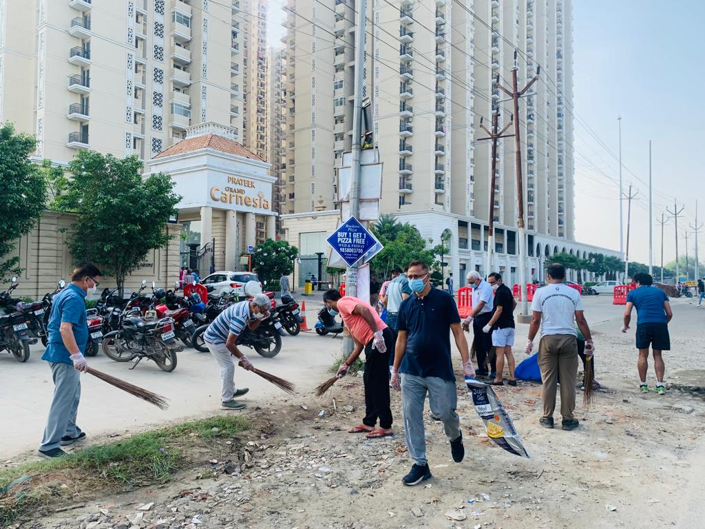 Unity in Cleanup: Siddharth Vihar's Prateek Grand Society Leads Swachh ...