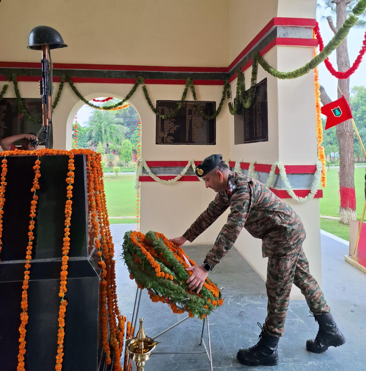 Tribute to Martyrs at Pine Div War Memorial on Kargil Vijay Diwas in ...