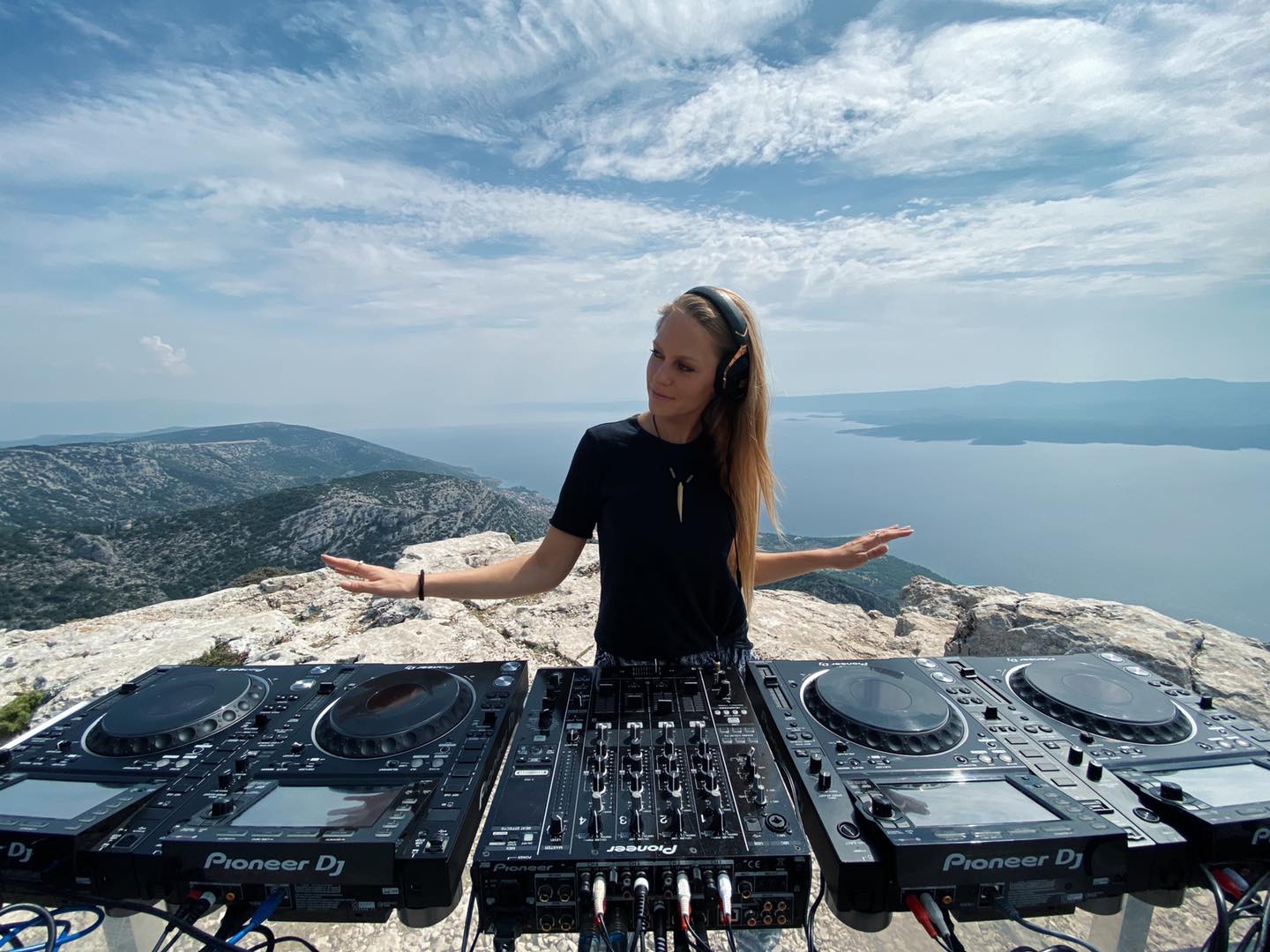 Nora En Pure vuelve a brillar con su nuevo single, "Aquatic" – Loud Cave
