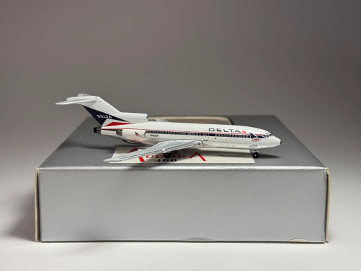 Aurora Models AM002B 1:400 Delta Air Lines Boeing 727-100 N1633 | MADb