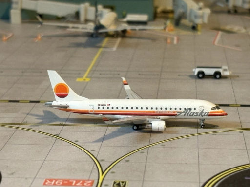 GeminiJets 1:400 Alaska Airlines Embraer E175 w/ Long Wing GJASA2174 | MADb