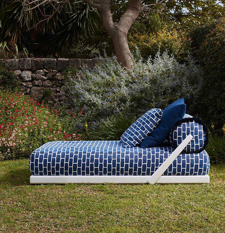 Elegant Daybeds for Outdoor Relaxation | Inspire by Mohd