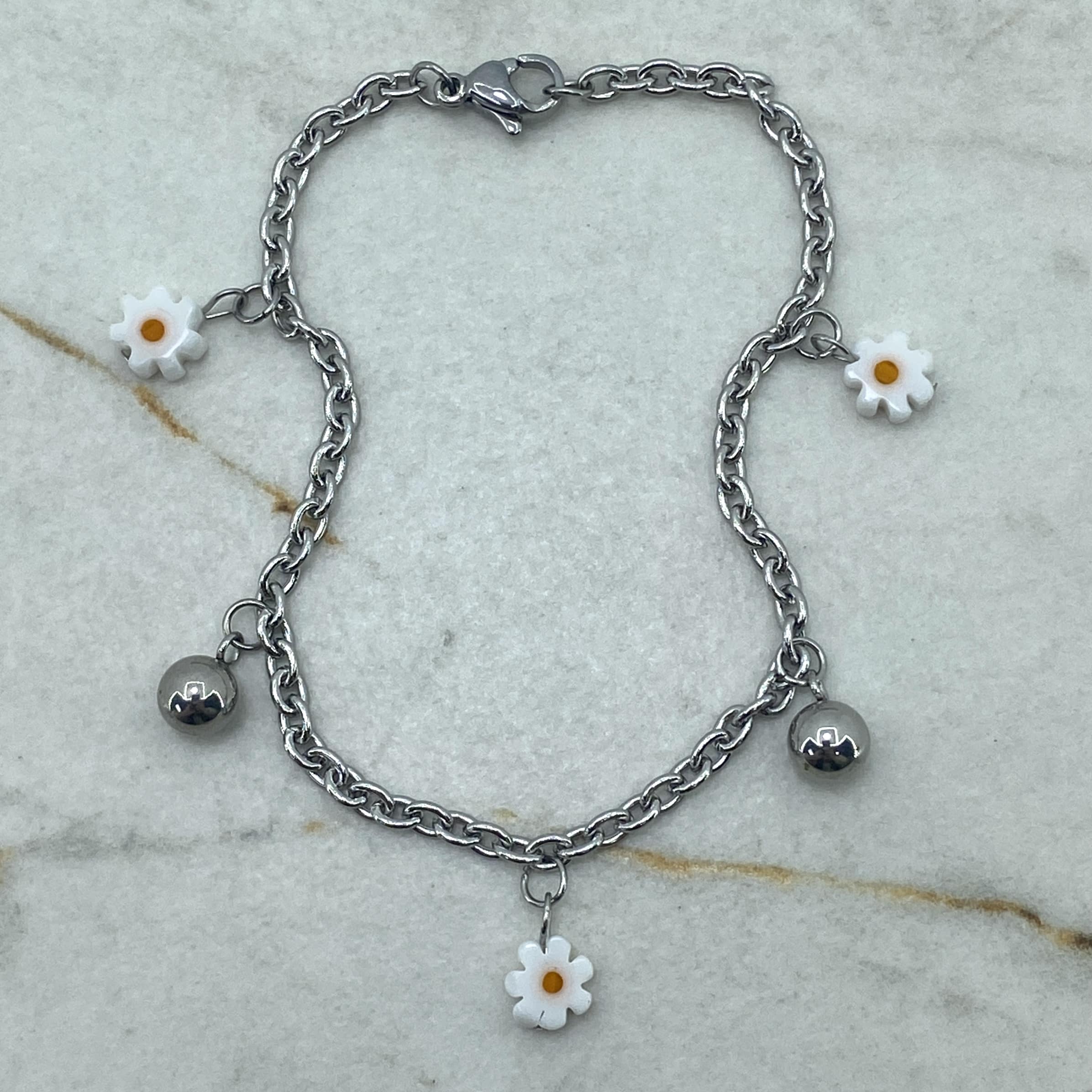 PULSERA TIFFANY CON BOLITAS Y FLORES - BLANCAS | Areto