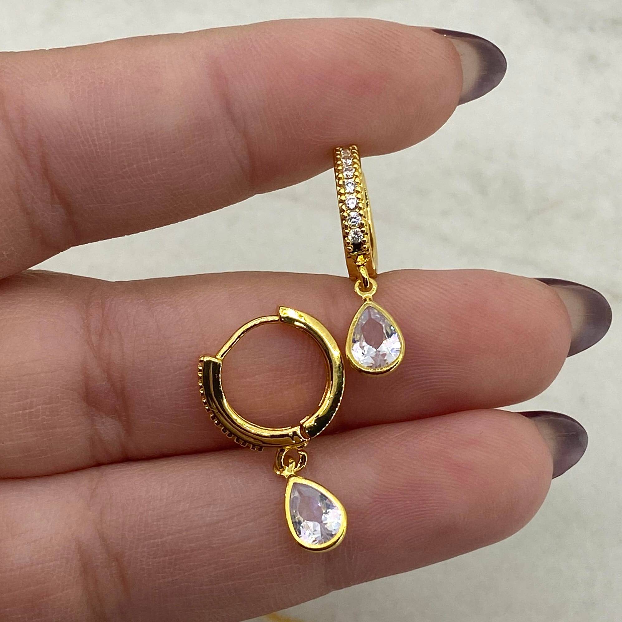 ARGOLLA ACERO DORADO BISAGRA CON MICROCRISTALES - CUBIC GOTA BLANCA | Areto