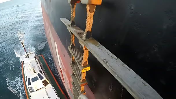Ladder Safety on Ships: Marine Personnel Essential Guide
