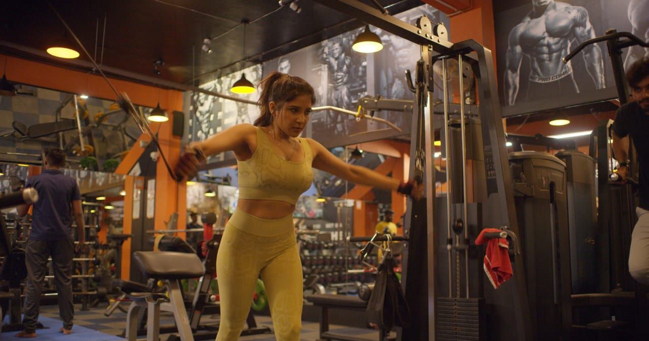 டூப் இல்லாமல் சண்டைக் காட்சியில் நடித்த “சாக்ஷி அகர்வால்” – Naarkaali Seithi