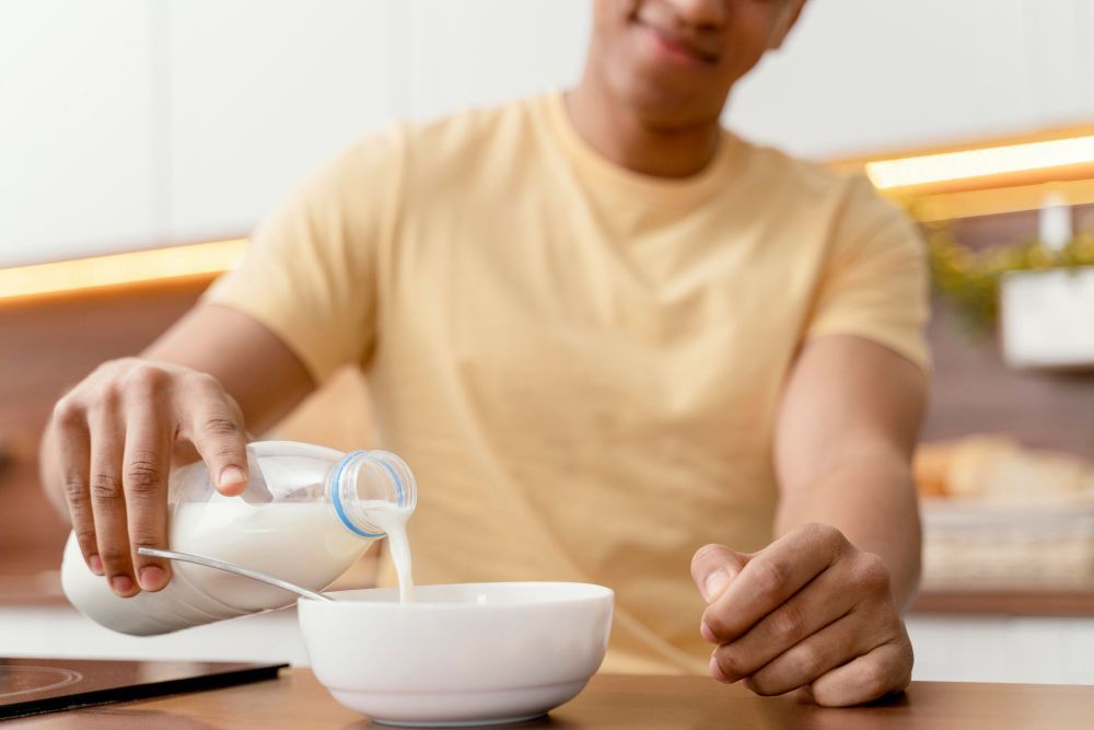 Suka Minum Susu Saat Sahur Ini Manfaatnya Nibble