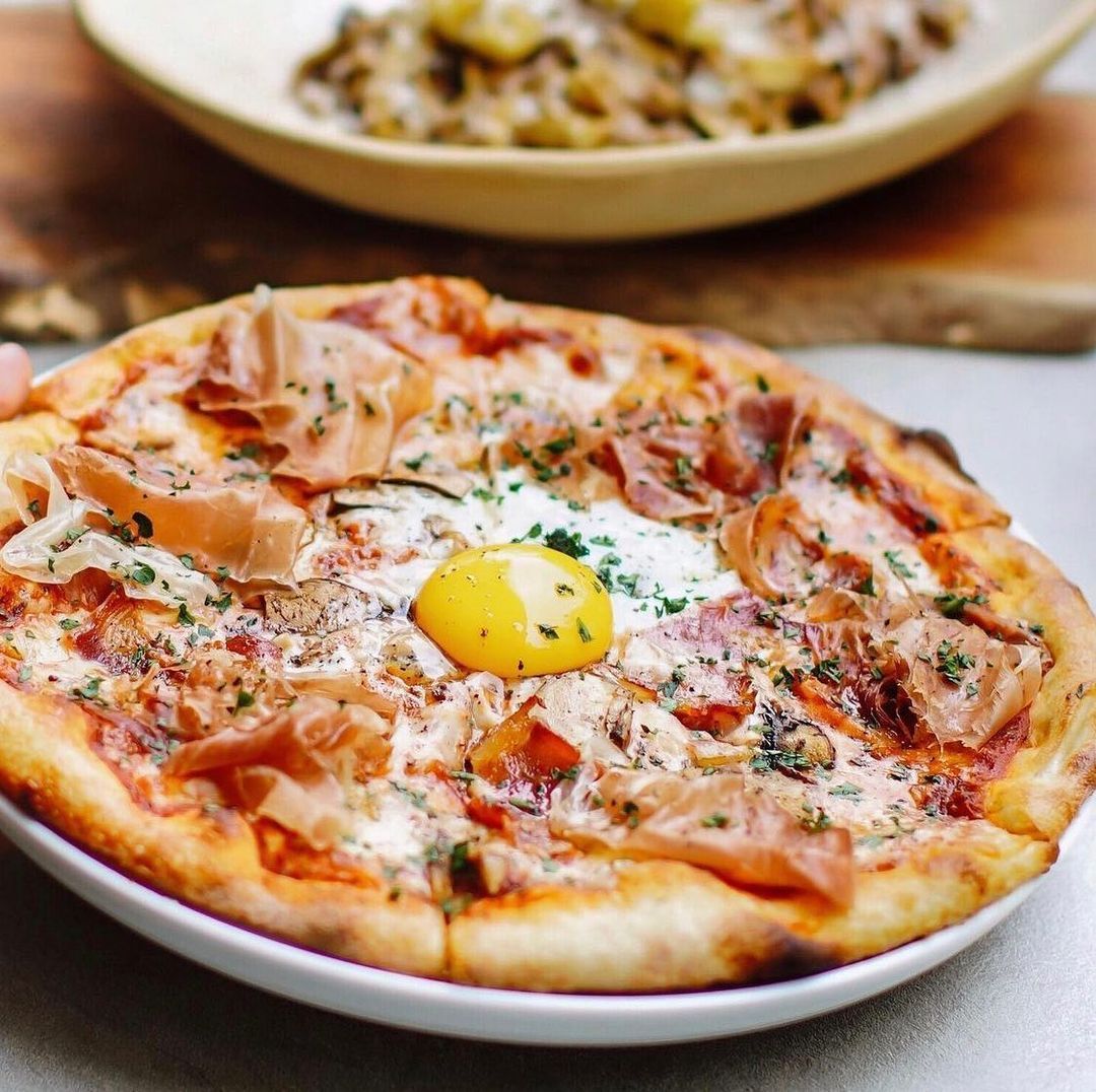 10 Tempat Menyantap Pizza Tipis di Jakarta, Enak dan Renyah! - Nibble
