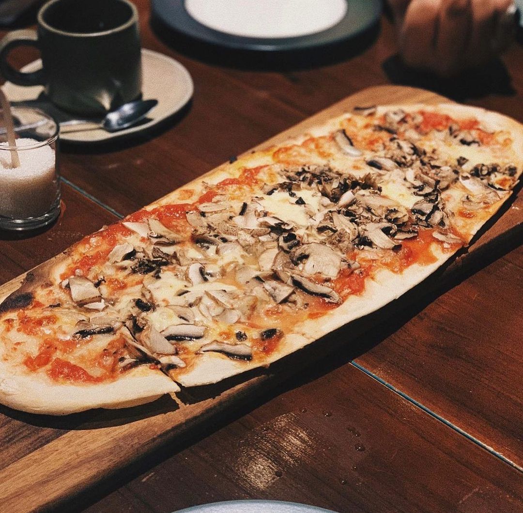10 Tempat Menyantap Pizza Tipis di Jakarta, Enak dan Renyah! - Nibble