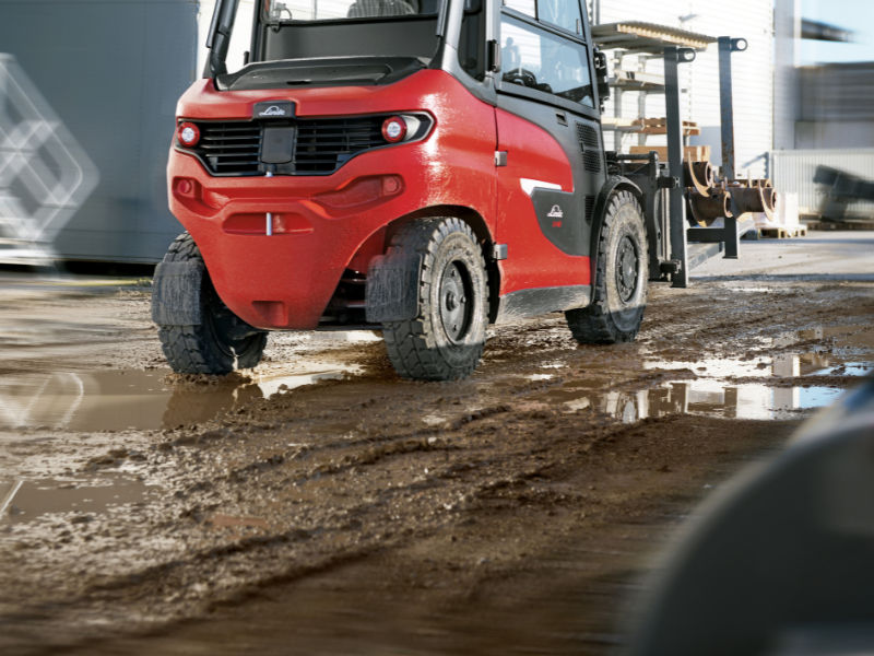 Special operations: narrow spaces, at height and outdoors by Linde ...