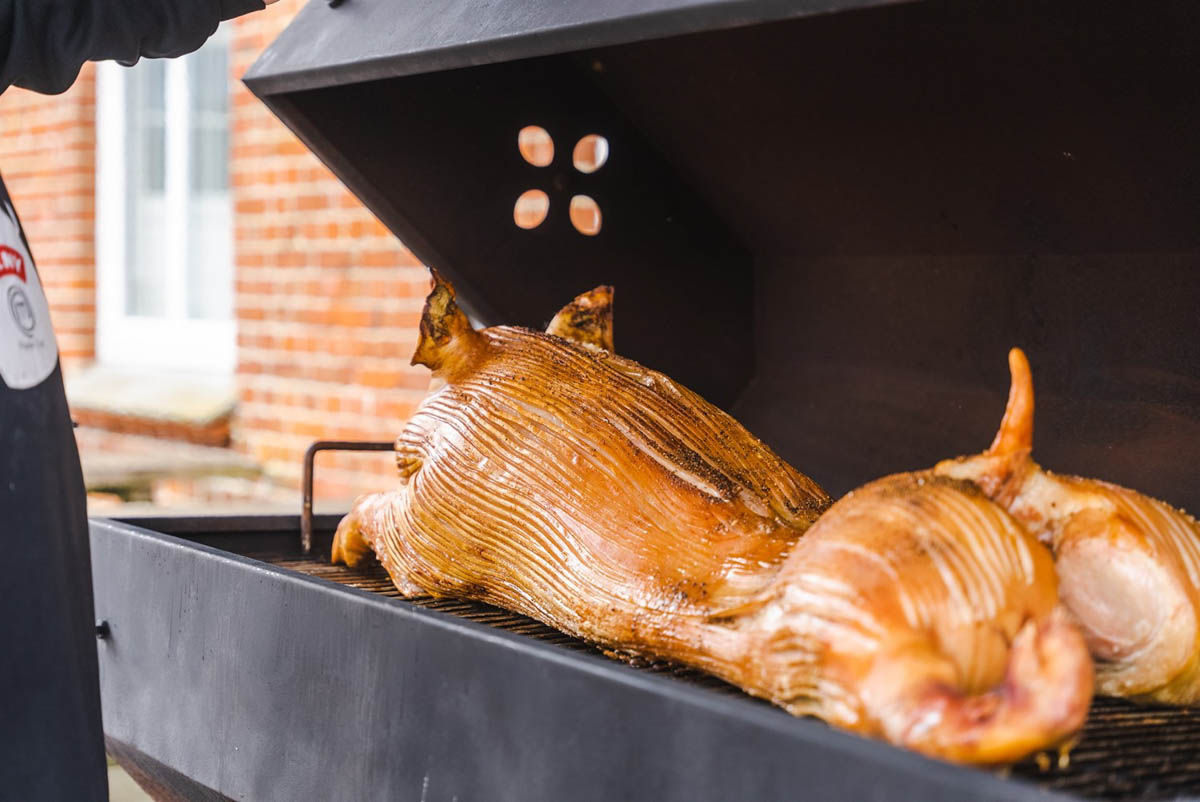Traditionel helstegt pattegris menu med hyggelig stemning | Nuento