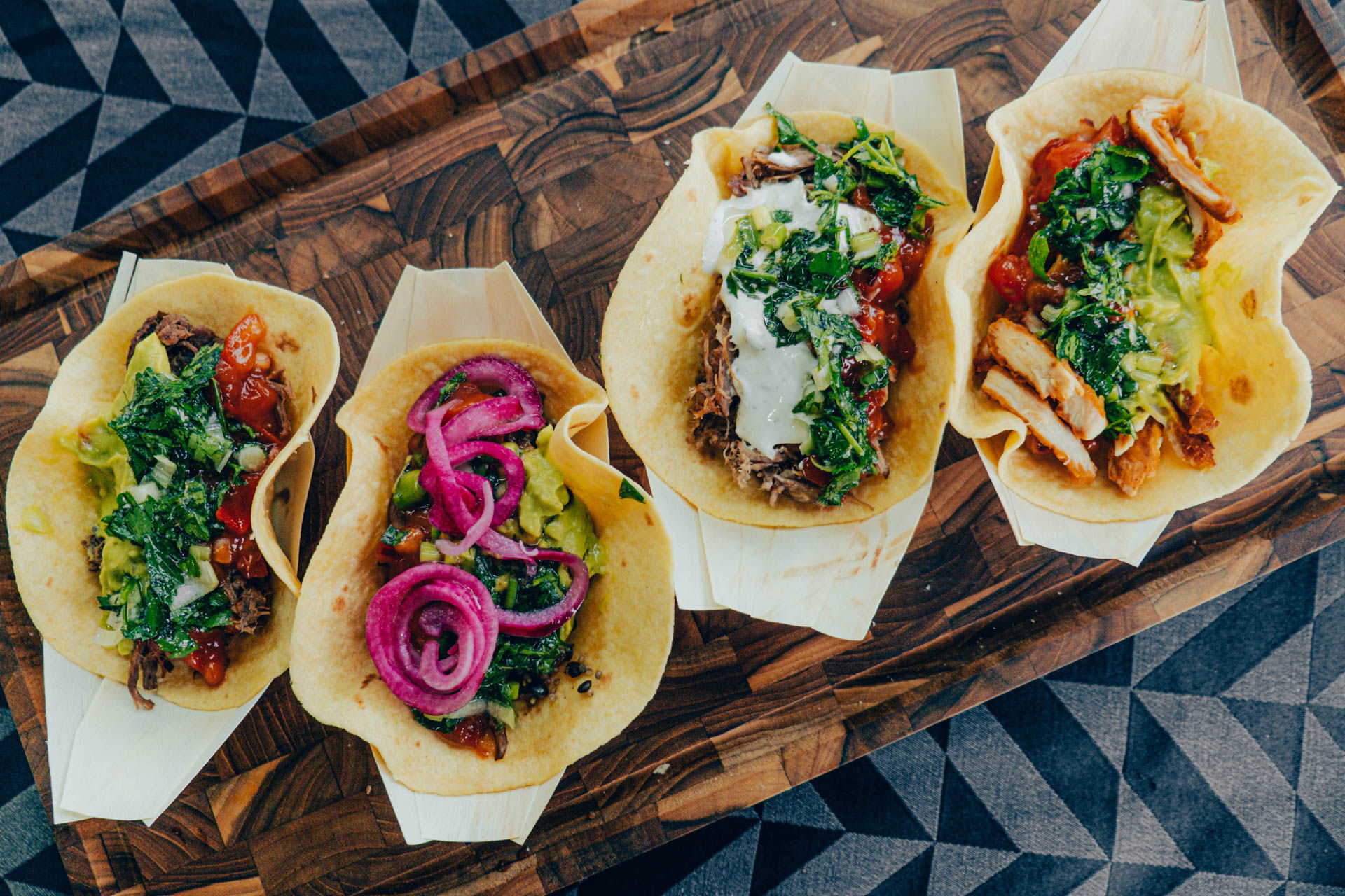 Tacos med langtidsbraiseret okse, spicy chicken og stegte svampe | Nuento