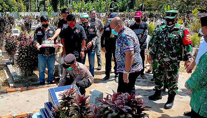 Kapolsek Bersama Forkopimcam Lakukan Peletakan Batu Pertama Kapolsek Bersama Forkopimcam Lakukan Peletakan Batu Pertama