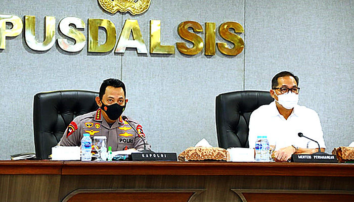 Kapolri Instruksikan Kapolda Pastikan Minyak Goreng Tersedia di Pasar Kapolri Instruksikan Kapolda Pastikan Minyak Goreng Tersedia di Pasar