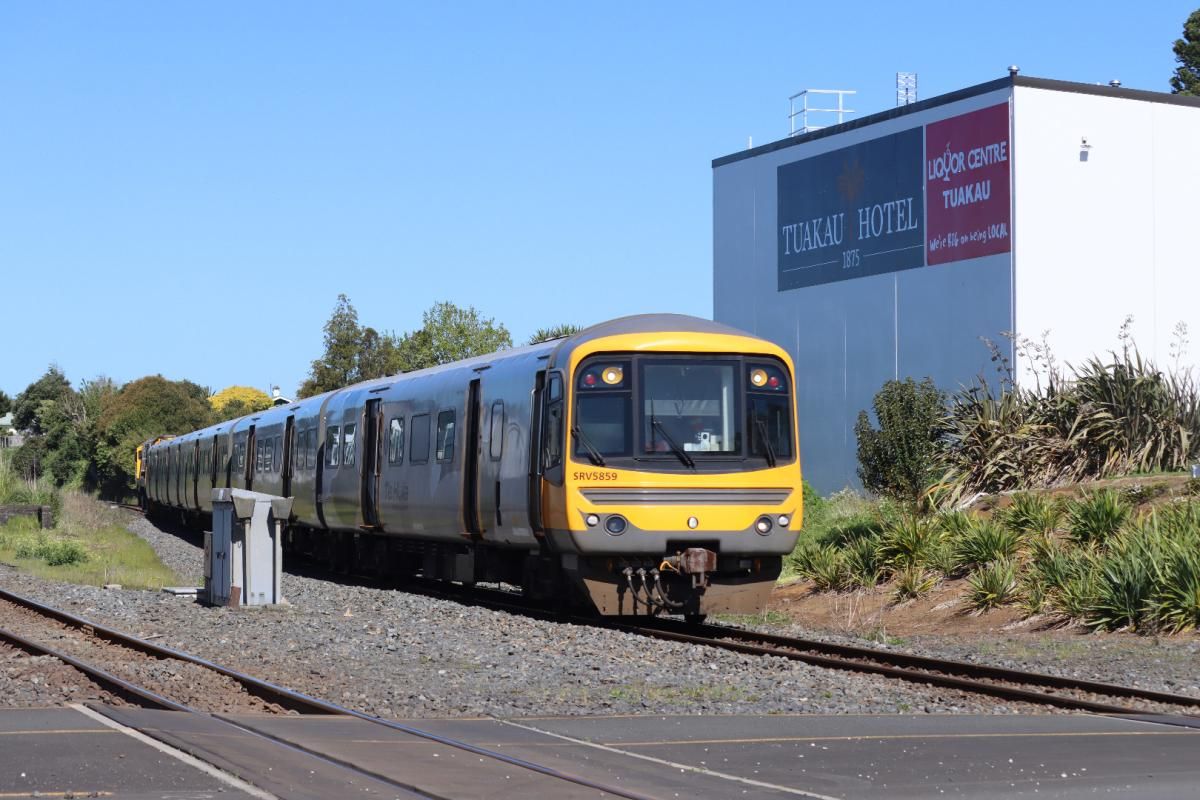 Photos - Te Huia Gets a Push - nzrailphotos.co.nz
