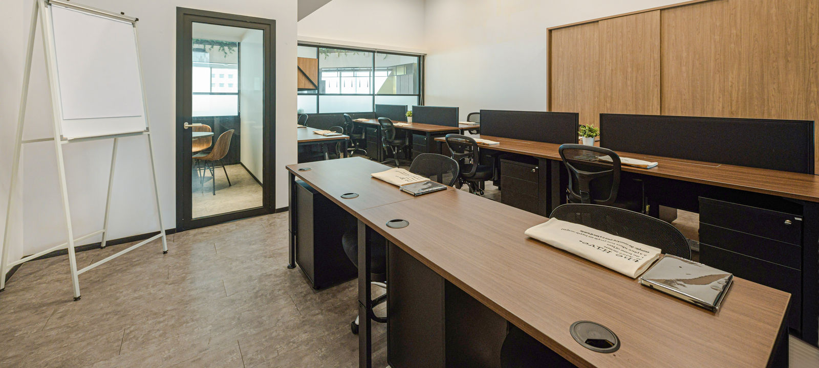 1 Person Coworking Space at 79 Anson Road, Singapore | Office Hub
