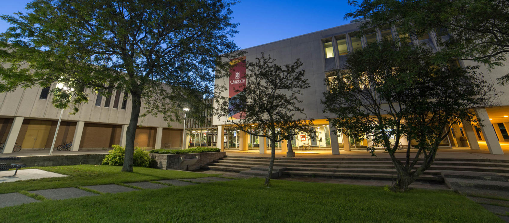 Queens University - School of English: Ranking, Courses and Fees ...