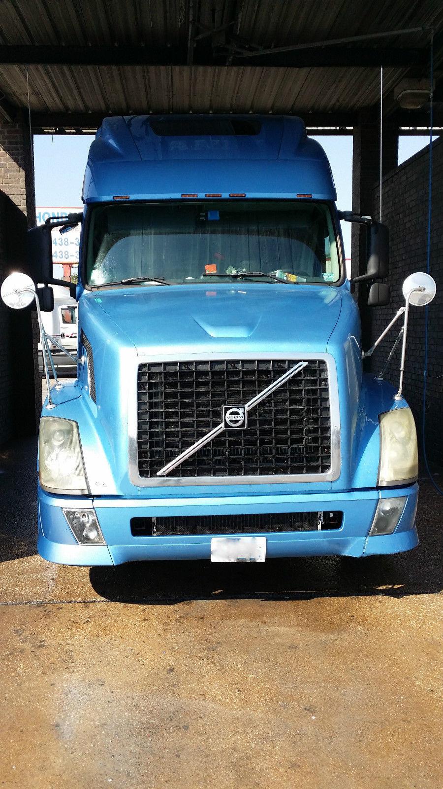 2005 Volvo VNL670 Semi Sleeper @ Trucks for sale