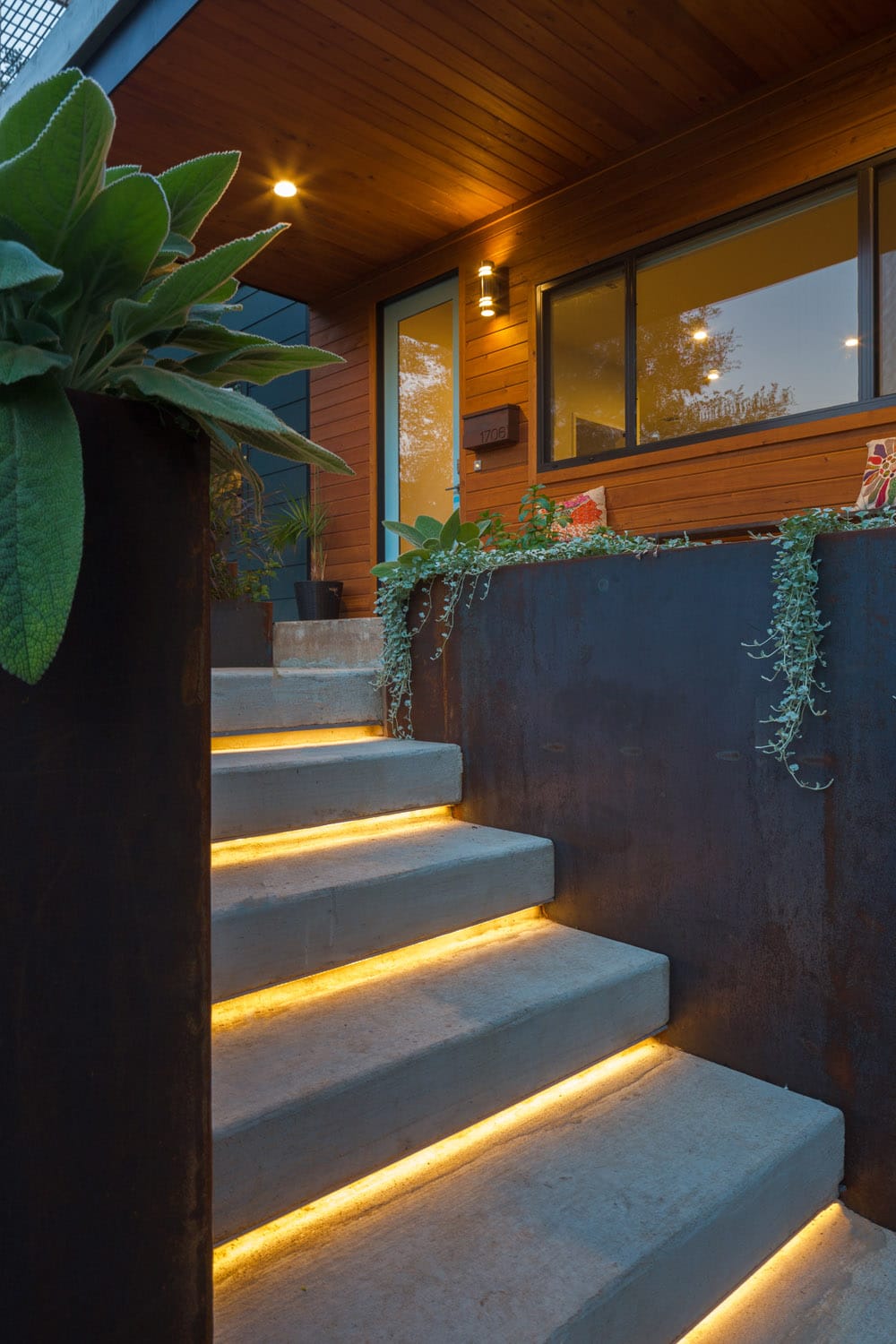 12 Inspirasi Desain Tangga Luar Rumah - Pashouses