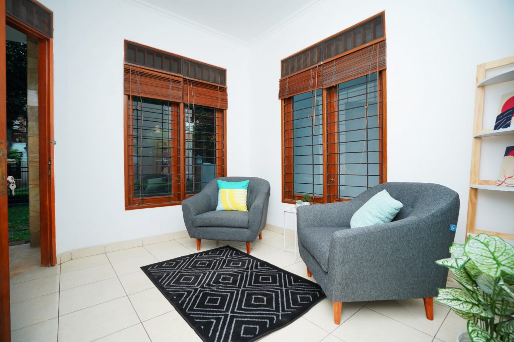 11 Model Teralis Jendela Minimalis untuk Ruang Tamu - Pashouses