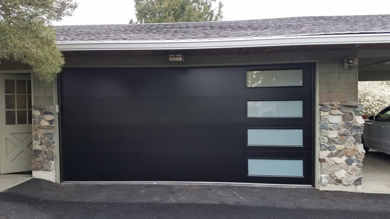 15 Model Pintu Garasi Mobil Paling Populer - Pashouses