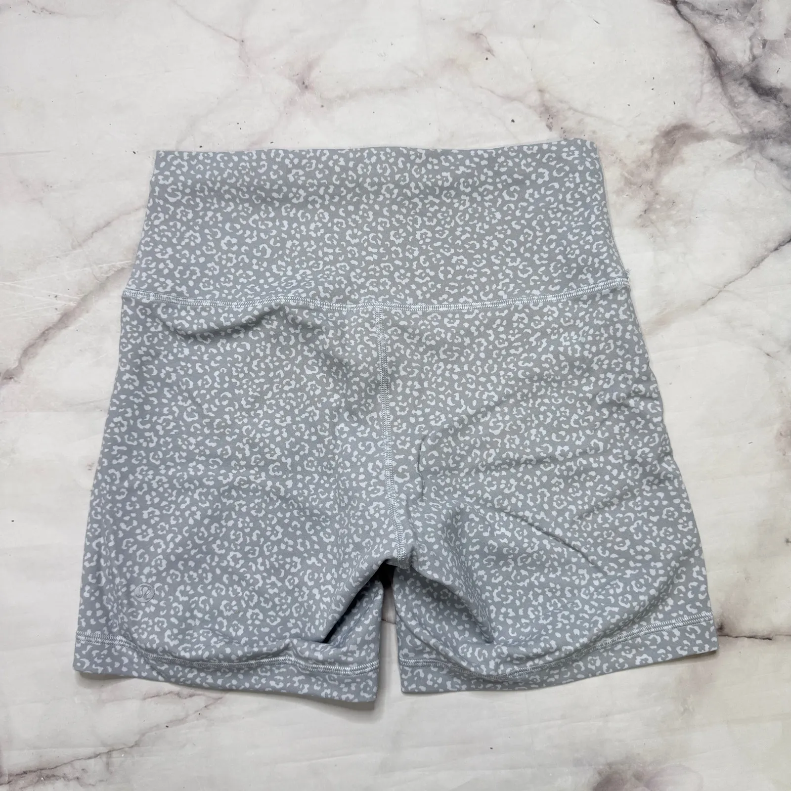 Lululemon Wunder Train Biker Shorts Size 8 High Rise Gray Leopard Daisy ...