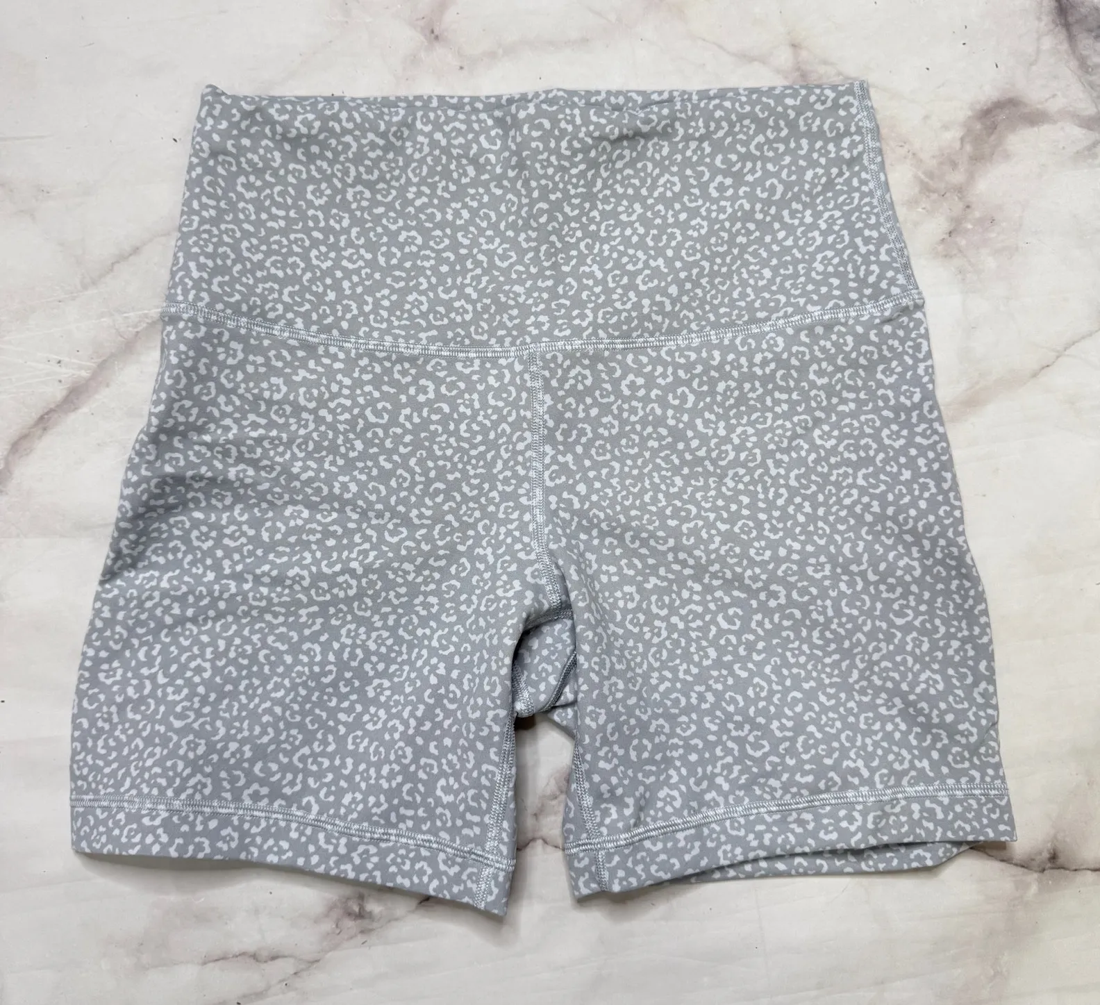Lululemon Wunder Train Biker Shorts Size 8 High Rise Gray Leopard Daisy ...
