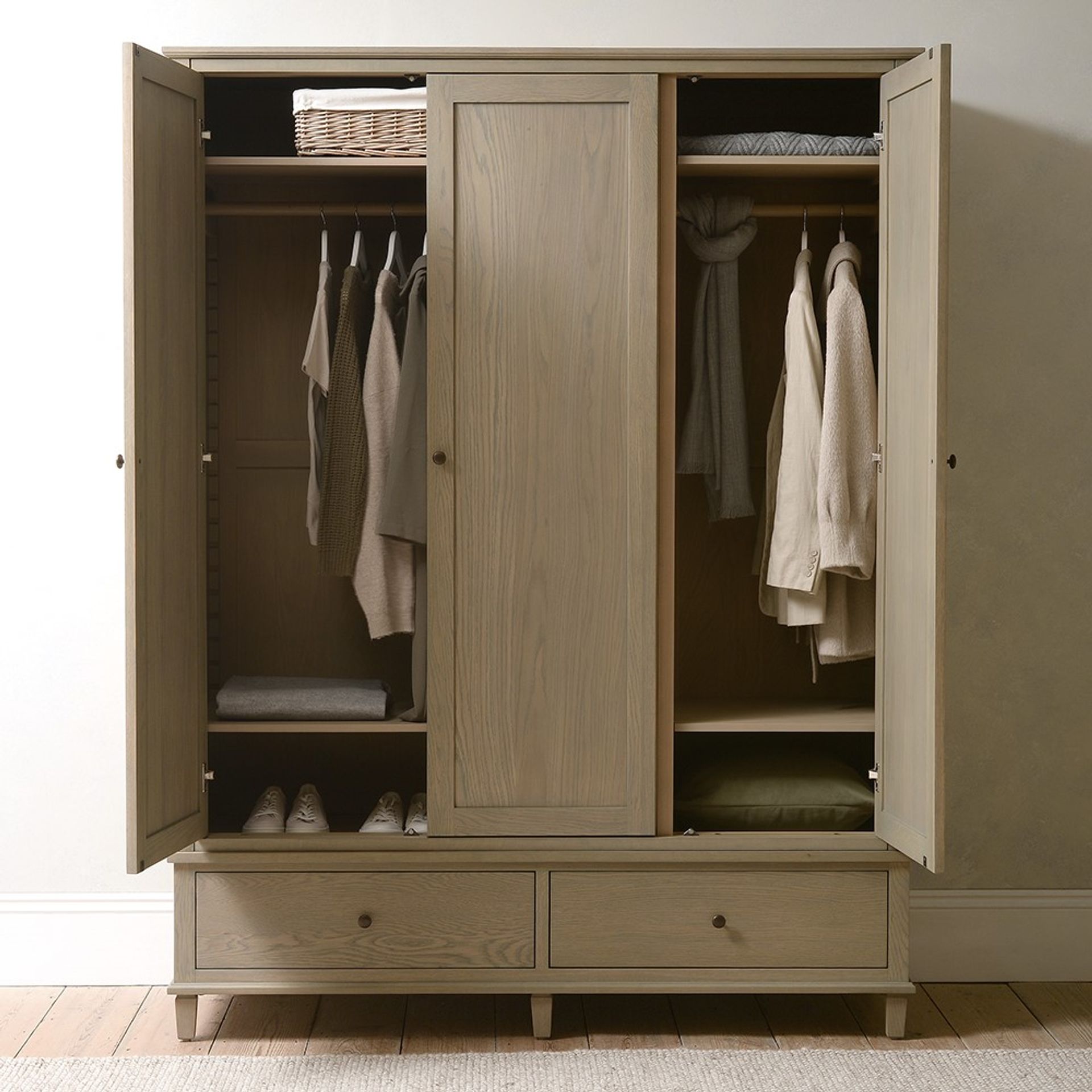 Triple Wardrobes | Solid Oak & Pine Three Door Wardrobes | The Cotswold ...
