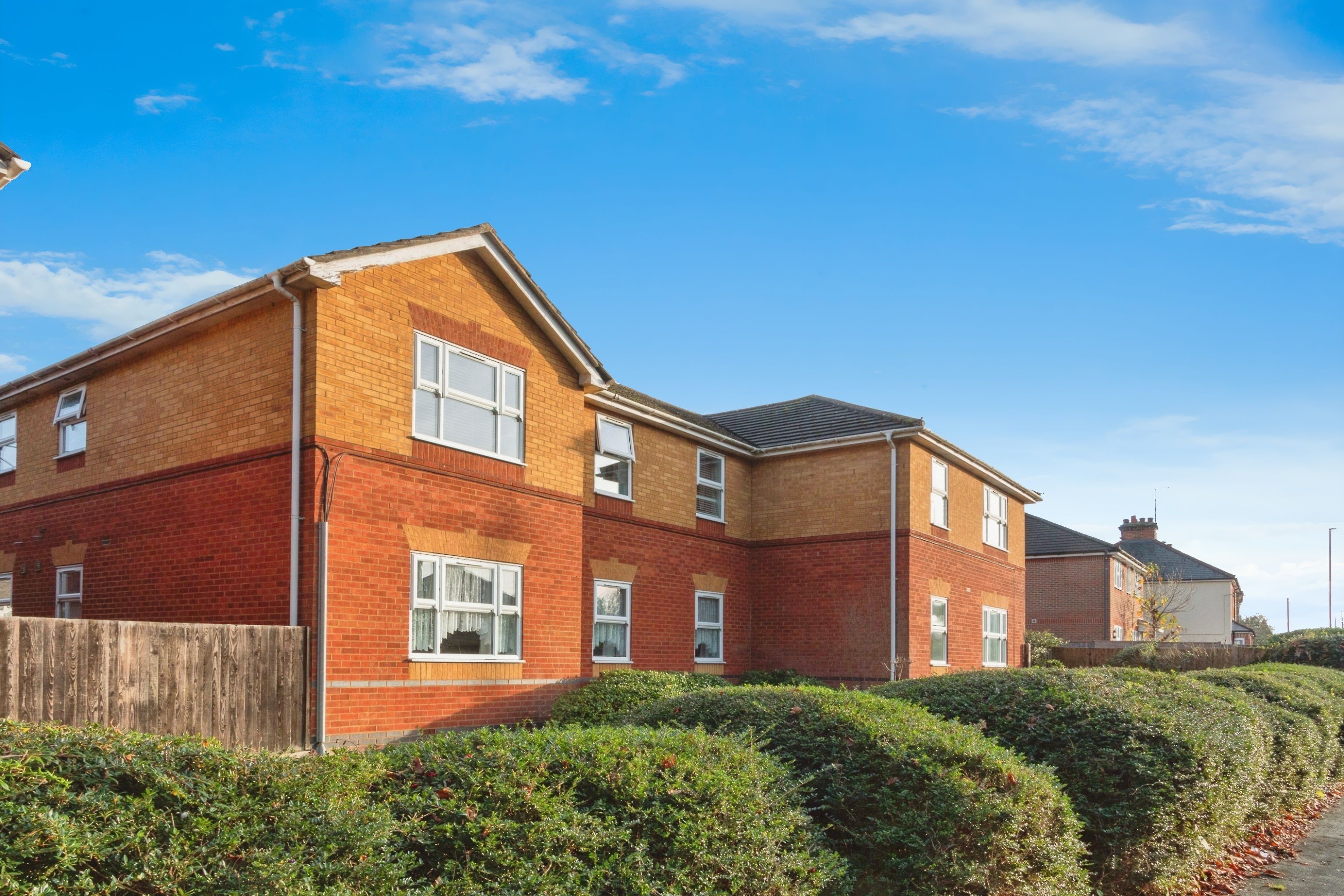 2 Houses & Flats For Sale in Surrey | Purplebricks