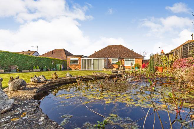 2 bedroom bungalow for sale in Homecroft Drive, Cheltenham, GL51 9SN