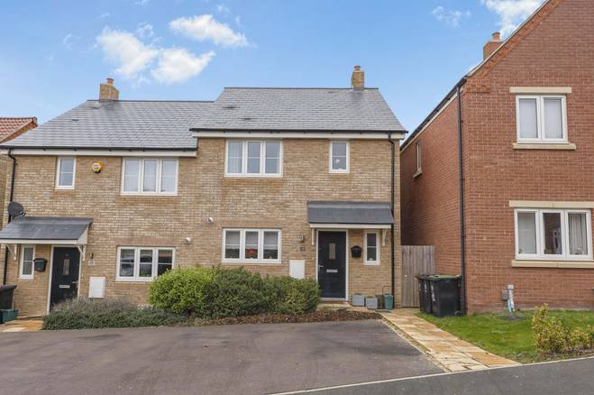 3 bedroom semi-detached house for sale in Snowdrop Close, Raunds, NN9 6GN