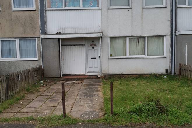 4 bedroom terraced house for sale in Flint Close, Luton, LU3 3LX