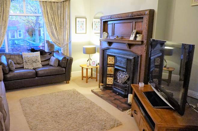 3 bedroom semi-detached house for sale in Cathcart Road, Stourbridge ...