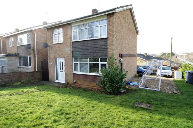 3 bedroom detached house for sale in Rockingham Road, Kettering, NN16 9JD