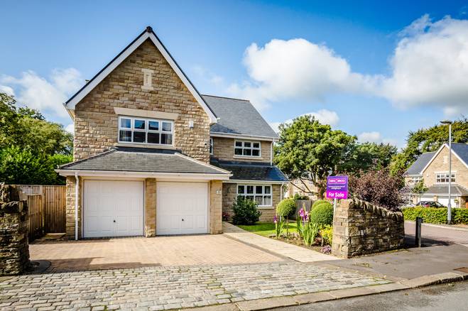 5 bedroom detached house for sale in Marchcroft, Halifax, HX2 7NX