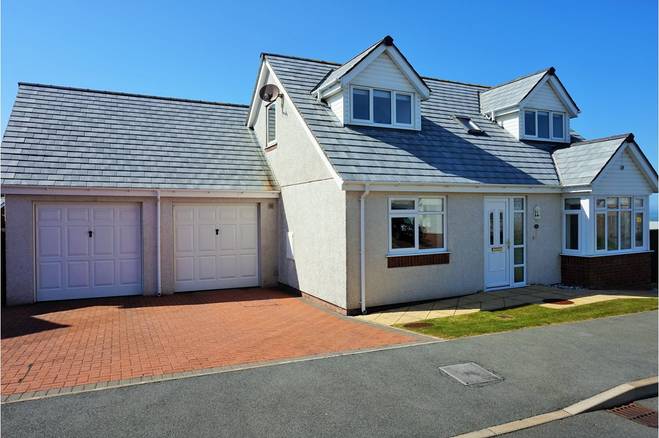 3 bedroom detached house for sale in Cae Derwydd, Cemaes Bay, LL67 0LP