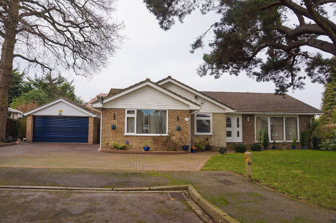 4 bedroom detached bungalow for sale in Harriet Gardens, Croydon, CR0 7HU
